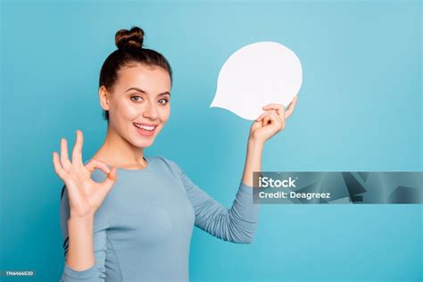 프로필 측면 보기 멋진 찾고 매력적인 아름 다운 쾌활 한 여자의 초상화 확인을 보여주는 흰색 드롭 복사 공간을 들고 밝은 생생한 샤인 청록색 배경 위에 고립 된 오케이에