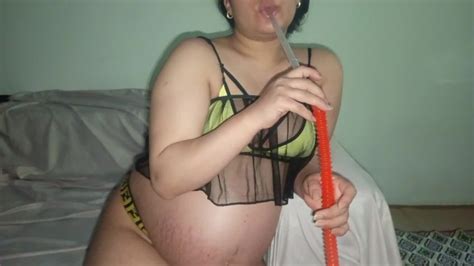 وقتی داشتم قلیون می‌کشیدم عروس ام اومد و همه ی آب کیرم را در دهانش