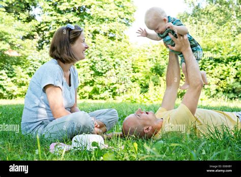 Jouer Au Jardin Familial Dans Son Fils Banque De Photographies Et Dimages à Haute Résolution