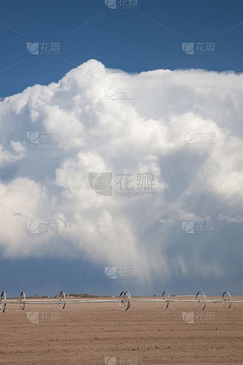 农业积雨云黑云压城陆地成一排天空垂直画幅无人泥土户外 农业积雨云黑云压城陆地成一排天空垂直画幅无人泥土户外