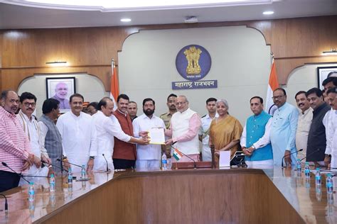 राजभवन येथे उपस्थित राहून महामहिम राज्यपाल श्री सी पी राधाकृष्णन यांना आज महायुतीच्या वतीने