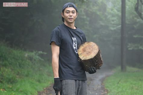 【独占密着】東出昌大の山小屋生活を覗いてみたら「川の水を飲んで、ヘビは丸焼き、昆虫も食べる」サバイバル俳優になっていた 週刊女性prime