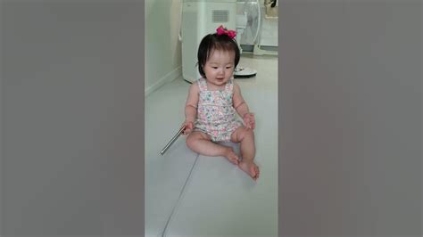 엄마 따라 계속 기어다니다 물건 사부작 사부작 Youtube