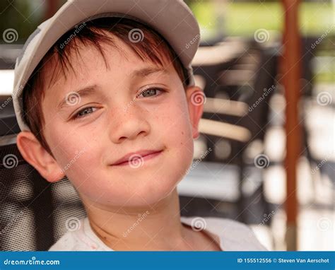 Мальчик с серой шляпой бейсбола Стоковое Фото изображение