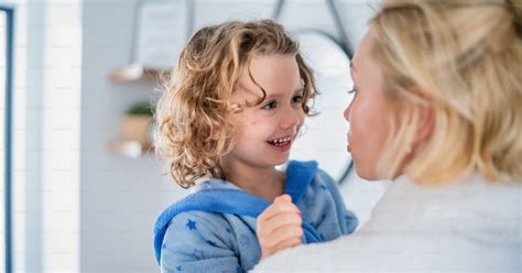 집 실내 화장실에서 알아볼 수 없는 어머니와 함께 이야기하는 귀여운 작은 소녀 사진 Unsplash의 슬로바키아 이미지