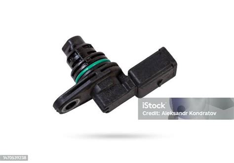 자동차 정비사의 손에 자동차 엔진의 전자기 크랭크 샤프트 위치 센서 예비 부품 카탈로그 0명에 대한 스톡 사진 및 기타 이미지 0명 감지기 대체 Istock