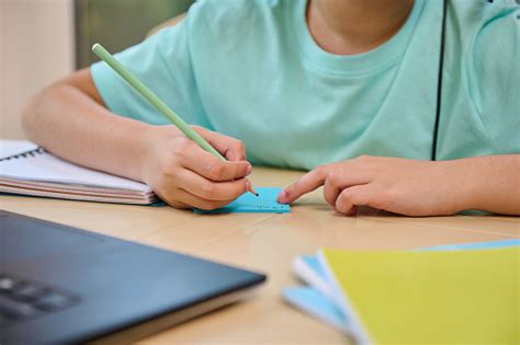 세부 사항 노트북에서 온라인 수업 중에 연필을 들고 메모를하는 학교 어린이의 손 홈스쿨링 8 9 살에 대한 스톡 사진 및 기타 이미지 Istock
