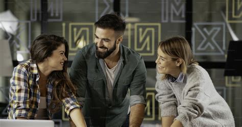 사무실에서 함께 일하는 동료 프로젝트에서 일하는 성공적인 팀 사진 Unsplash의 세르비아 이미지