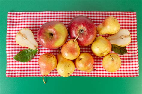 배와 사과는 빨간 체크 테이블보와 녹색 테이블에 누워 플랫 가을 정물 소박한 디자인 0명에 대한 스톡 사진 및 기타 이미지