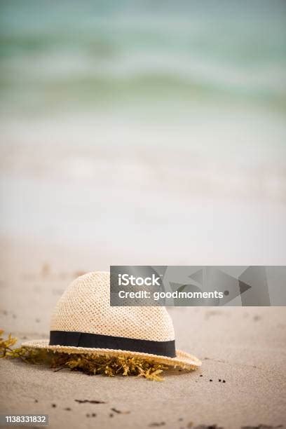 모래에 누워 좋은 밀 짚 모자 아름 다운 바다 해변 배경입니다 야외 휴가 시간 여름 방학 종료 바다에 의해 휴일의 꿈 여행 0