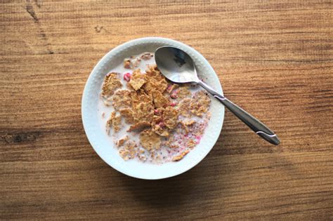 시리얼이나 콘플레이크 숟가락이 식탁에 서 있습니다 아침 식사 0명에 대한 스톡 사진 및 기타 이미지 0명 가정 주방 가정의 방 Istock