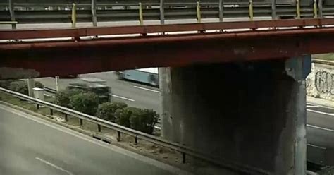 Νέα Φιλαδέλφεια Φθορές και σίδερα ορατά στην πολυσύχναστη γέφυρα Βρυούλων Huffpost Greece