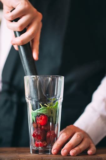 바텐더는 레스토랑 테라스에서 베리 칵테일을 준비합니다 건강한 생활방식에 대한 스톡 사진 및 기타 이미지 건강한 생활방식