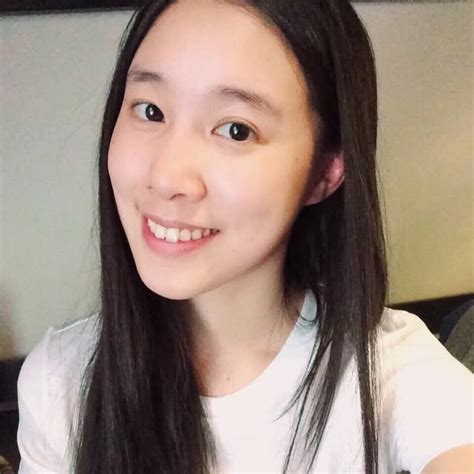 看到一句話有感 「我的薪水不值得我化妝」 想到我封印的粉底液跟口紅都要乾掉了吧 早起很累，有整理頭髮真的100分（對自己說