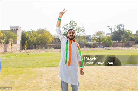 전통적인 흰색 쿠르타와 삼색 두파타를 입은 젊은 인도 남자의 초상화는 공원에 서 있다 선거와 정치 독립 기념일 또는 공화국의 날을 축하합니다 20 24세에 대한 스톡 사진