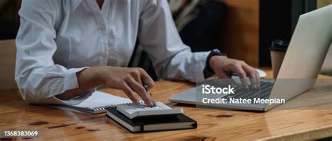 계산기로 금융 및 분석 비즈니스 문서에 대해 일하는 회계사 여성을 닫고 사무실에서 안경을 들고 비용 계산 회계 개념 가격에 대한