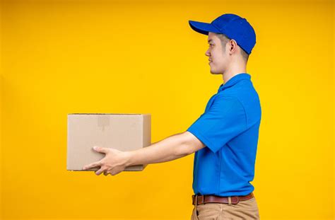 노란 분리 배경 위에 피자 나 소포 상자를 들고 아시아 배달 남자 가정 및 배달 개념에서 작업 25 29세에 대한 스톡 사진 및 기타 이미지 Istock