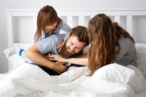Família Feliz Mãe Pai E Filho Na Cama Foto Premium