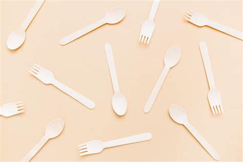 많은 나무 포크의 상단 보기 베이지 색 배경에 숟가락 패턴 자연 환경 친화적 인 일회용 기구 또는 창조적 인 아이디어 디자인 0명에 대한 스톡 사진 및 기타 이미지 Istock