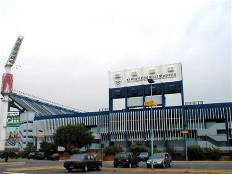 la policía descubrió en vélez un búnker que usa la barra para guardar banderas infobae