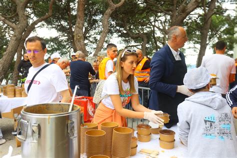 Prvosvibanjska Tradicija Na Marjanu Se Podijelio Fa Ol Podjela Nikada Nije Trajala Ovako Dugo