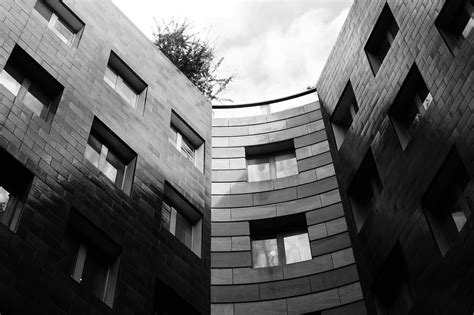 각도 건물 외관 건물 외장 건설 건축 구조 그레이스케일 그림자 기하학 기하학적 기하학적 모양 낮은 각도 높이 대조 대칭 도시 건축 도시 디자인