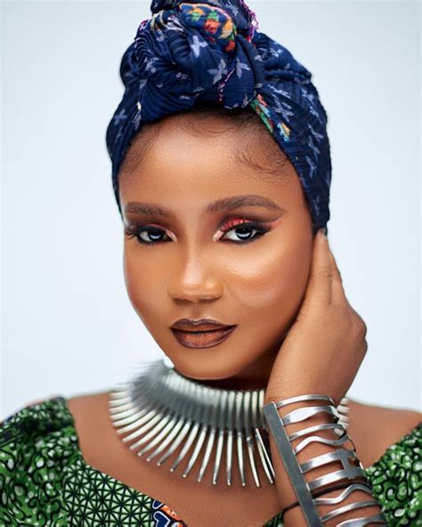 눈길을 끄는 다채로운 대담한 표정 머리 감싸기 메이크업 메이크업 예술 문화 패션 문화적 복장 문화적 스타일 보석 부족 보석 뷰티 샷 사진 촬영 생생한