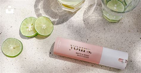 흰색과 분홍색 플라스틱 튜브 병 투명 마시는 유리 옆에 사진 Unsplash의 무료 웰빙 이미지