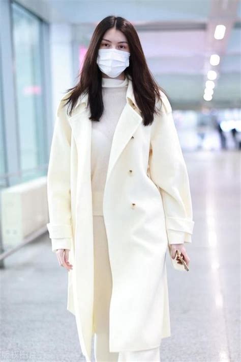 白色风衣搭配什么裤子和鞋子 白色风衣搭配什么裤子和鞋子男 配图网