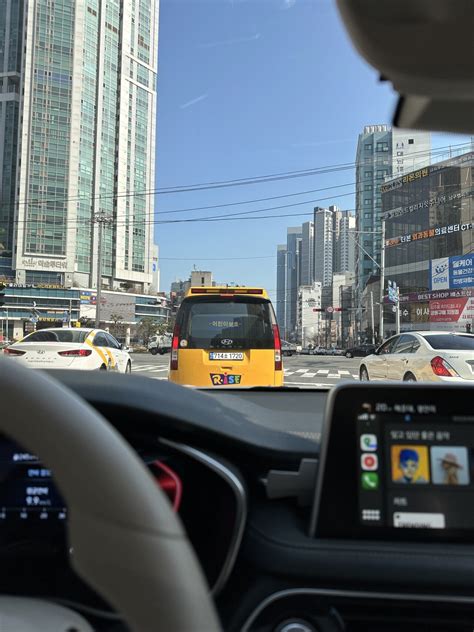 먼지 달라붙은 상태에서 비 맞아가지고 생긴 검은 물때 흔적