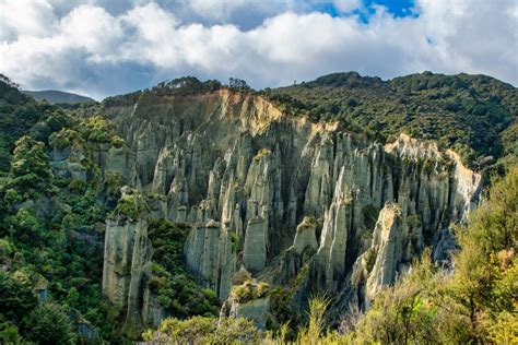 Los Pináculos De Putangirua Son Una Formación Geológica Y Uno De Los