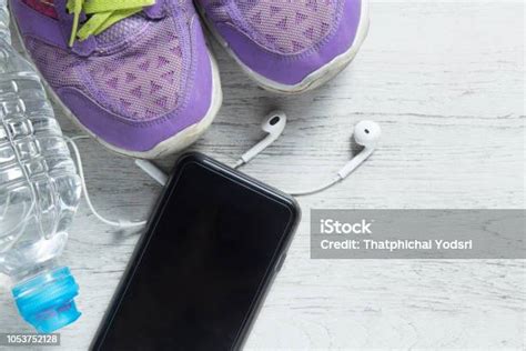 스포츠 평면 위치 보라색 신발 Copyspace 텍스트와 흰색 나무 배경에 스마트폰 및 운동 장비 개념 건강 한 라이프 스타일과 다이어트 0명에 대한 스톡 사진 및 기타
