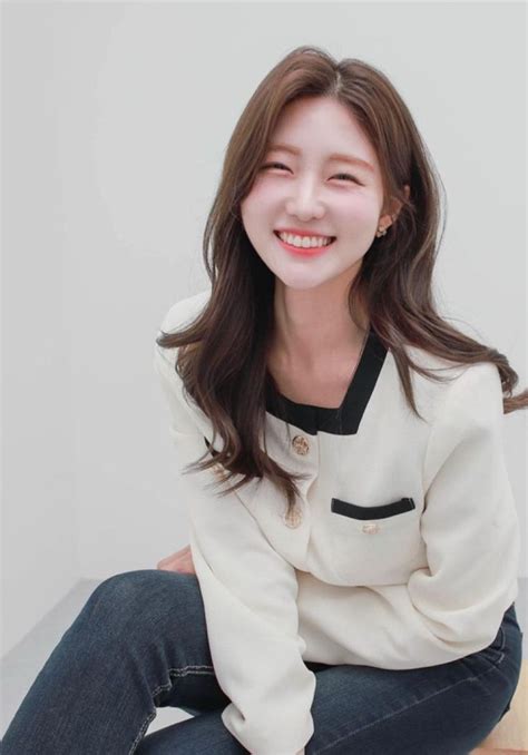 청바지 입은 여자 아나운서에 있는 하늘 무지개 벽옥님의 핀 청바지