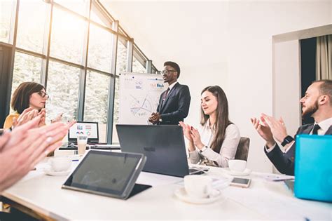 사무실에서 팀으로 일하는 비즈니스 사람들 사업가의 그룹과 잘 생긴 아프리카 사업가 개발에 대한 스톡 사진 및 기타 이미지 개발 경영자 계획 Istock