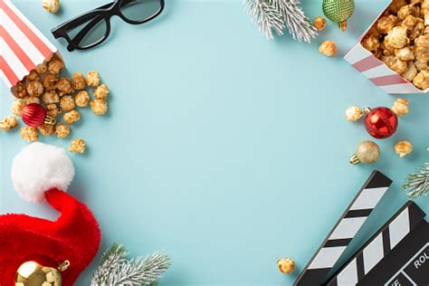 새해 시네마 릴 구성 클래퍼 3d 안경 상자에 담긴 맛있는 팝콘 산타 모자 공 텍스트 또는 영화 프로모션을 위한 빈 공간이 있는