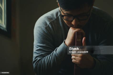 아침에 거룩한 성경으로 기도하는 사람 사람은 성경기도와 손을 잡고 손은 믿음 영성 종교에 대한 교회 개념으로 성경에 대한기도로 접혔다 그리스도인의 삶의 위기를 하나님께