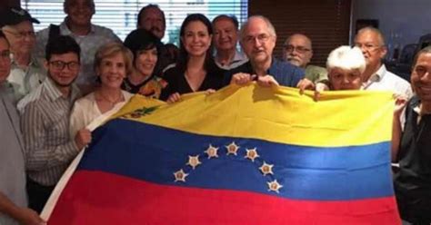 Dos Abrazos Una Bandera Y Una Historia