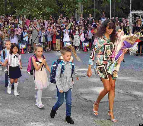 Без маски Училищната година започна за 717 000 ученици