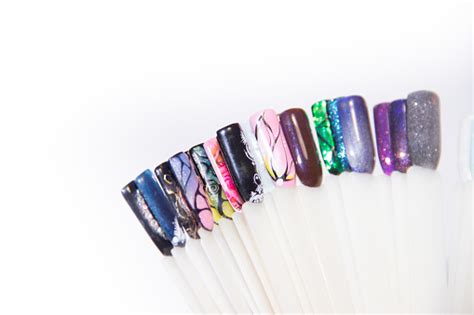 네일 케어와 매니큐어 개념입니다 고객의 손톱에 대 한 여러 가지 빛깔의 매니큐어 팔레트 Choise 뷰티 살롱에서 여자입니다 텍스트에 대 한 Copyspace 0명에 대한