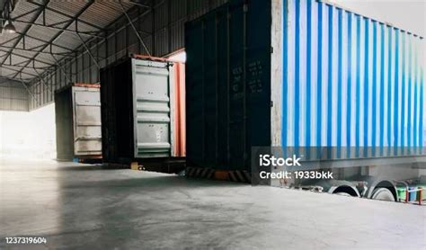 컨테이너 트럭 도킹 화물 창고에서 화물 선적 도로 화물 산업 운송 선적 상품 창고 물류 0명에 대한 스톡 사진 및 기타 이미지 Istock