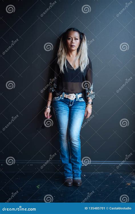 Fille Asiatique Sexy Et Heureuse Avec Un Fond Noir Image Stock Image