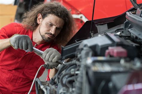 기계공 자동차 서비스 상점 정비사 수리점에서 엔진 자동차 배터리 후드 아래 35 39세에 대한 스톡 사진 및 기타 이미지 35 39세 검사 보기 검사자 Istock