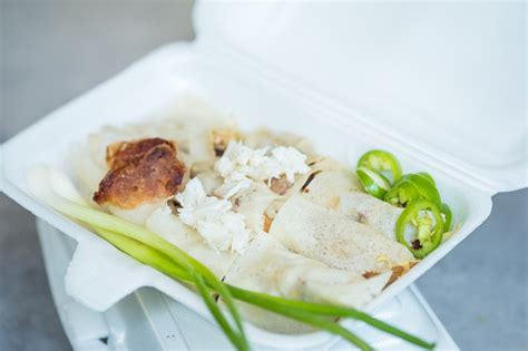 신선한 야채 콩나물 특별한 육즙과 함께 제공되는 야채로 채워지는 태국의 신선한 스프링 롤 갈색에 대한 스톡 사진 및 기타 이미지 Istock