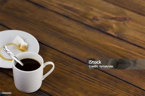 2 설탕 흰 갈색 나무 테이블에 컵과 블랙 커피 따라서 커피 컵 코스터 때문에 옆에 있는 커피를 부 어 쉽습니다 0명에 대한