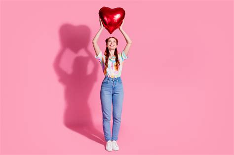 낙관적 인 귀여운 소녀의 전체 크기 사진 화려한 블라우스 청바지를 입은 머리 위에 하트 풍선을 봐 핑크 컬러 배경에 고립 된 감정에 대한 스톡 사진 및 기타 이미지 Istock
