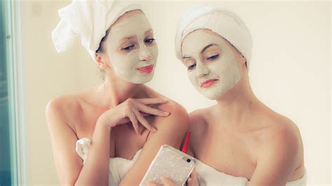 웰빙 스파에서 전문 피부과 의사의 얼굴 화장품 스크럽 치료를 하는 아름다운 여성 안티 에이징 페이셜 스킨 케어 및 럭셔리 라이프