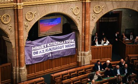 Унгарын парламент хүйсийн талаарх Үндсэн хуулийн өөрчлөлтийг баталлаа