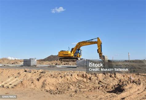 건설 현장에서 토공에 굴삭기 백호는 푸른 하늘 배경에 모래를 파고 0명에 대한 스톡 사진 및 기타 이미지 0명 개발 건설 산업 Istock