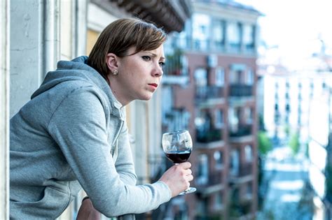 아름 다운 빨간 머리 백인 여자 집에서 발코니에서 와인 한 잔을 들고 우울증에서 고통 슬픈 느낌 고통 및 슬픔을 보고 위기 우울증 및 정신 건강 개념 Mental