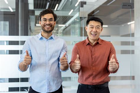 현대적인 사무실 복도에서 엄지 손가락을 치켜 올리는 두 명의 쾌활한 사업가 2명에 대한 스톡 사진 및 기타 이미지 2명 계획 공연 Istock